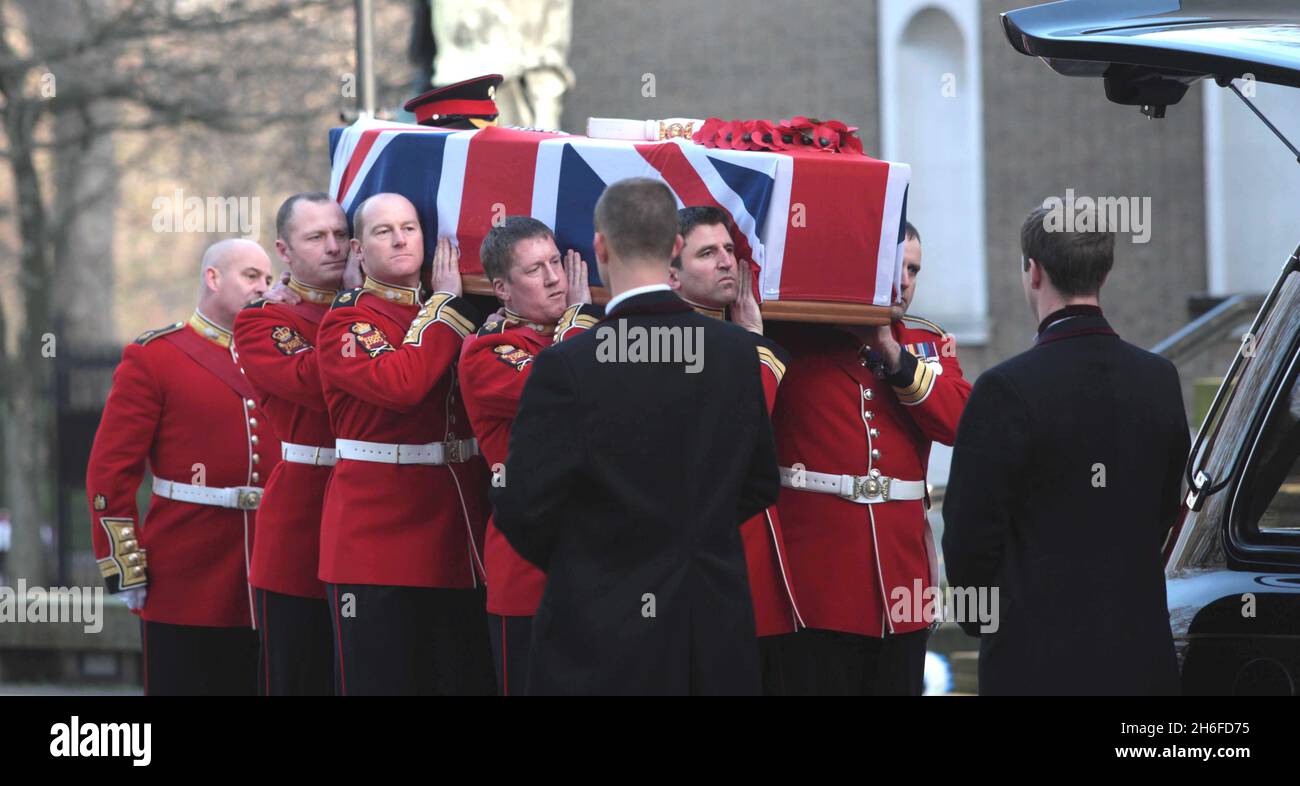 Il funerale del soldato Darren Chant si è svolto oggi presso la Guards ...