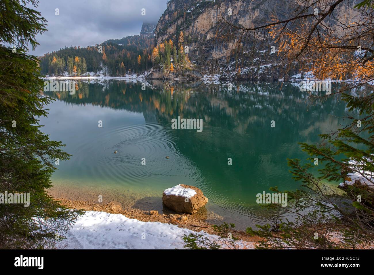 Lago di braies in inverno immagini e fotografie stock ad alta ...