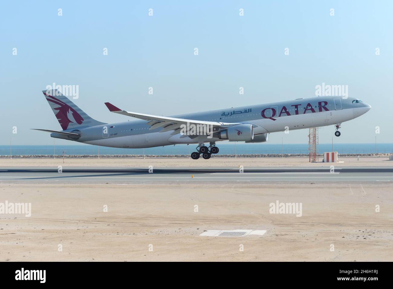 Qatar Airways Airbus A330 aereo che atterra all'aeroporto di Doha in ...
