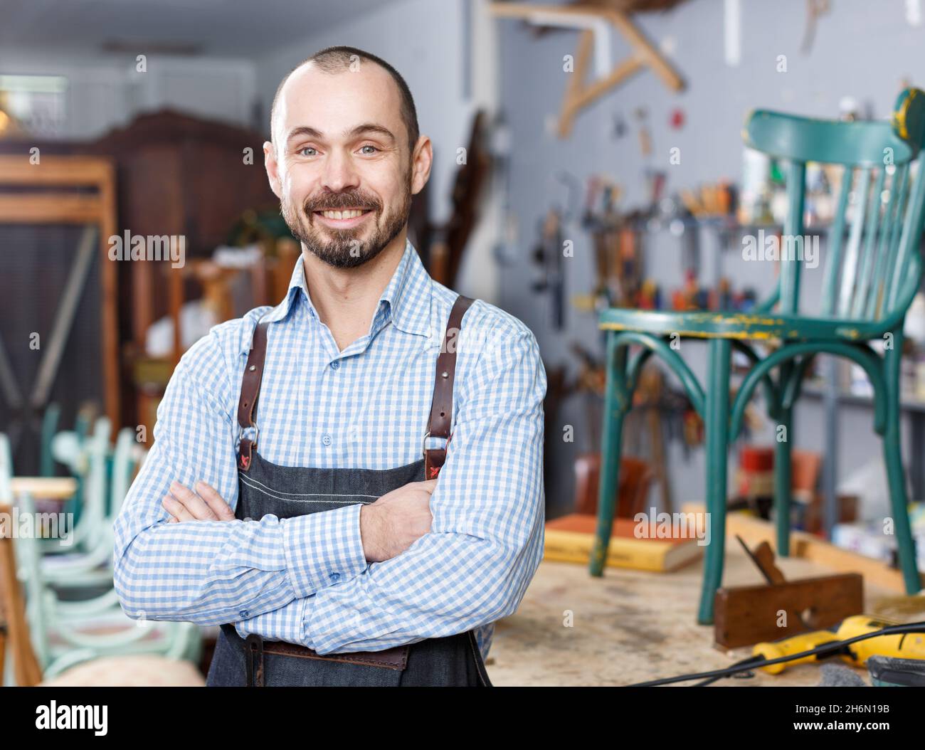 Restauratore di mobili antichi immagini e fotografie stock ad alta ...