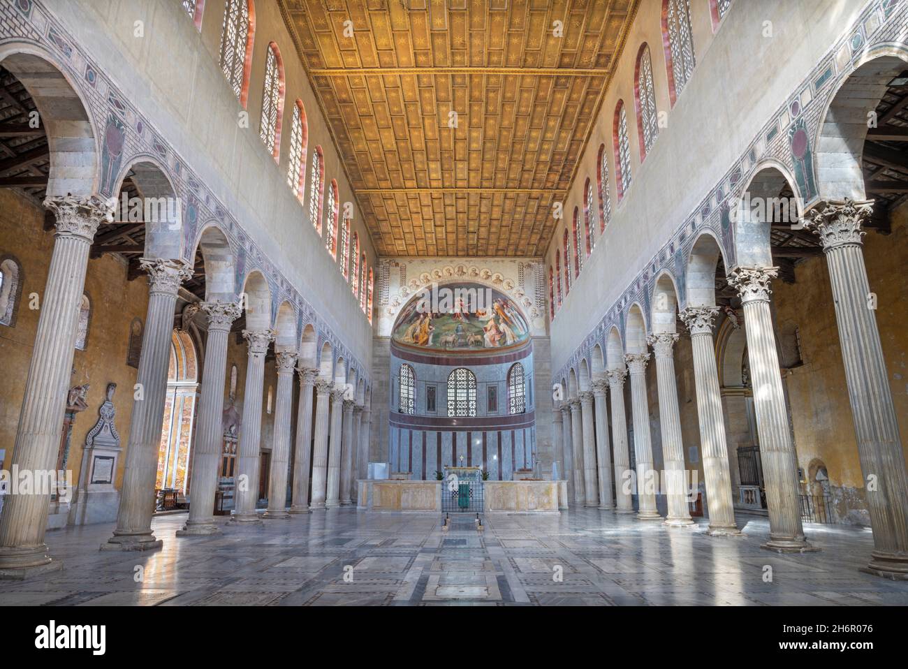 ROMA, ITALIA - 2 SETTEMBRE 2021: La chiesa a navata Basilica di Santa ...