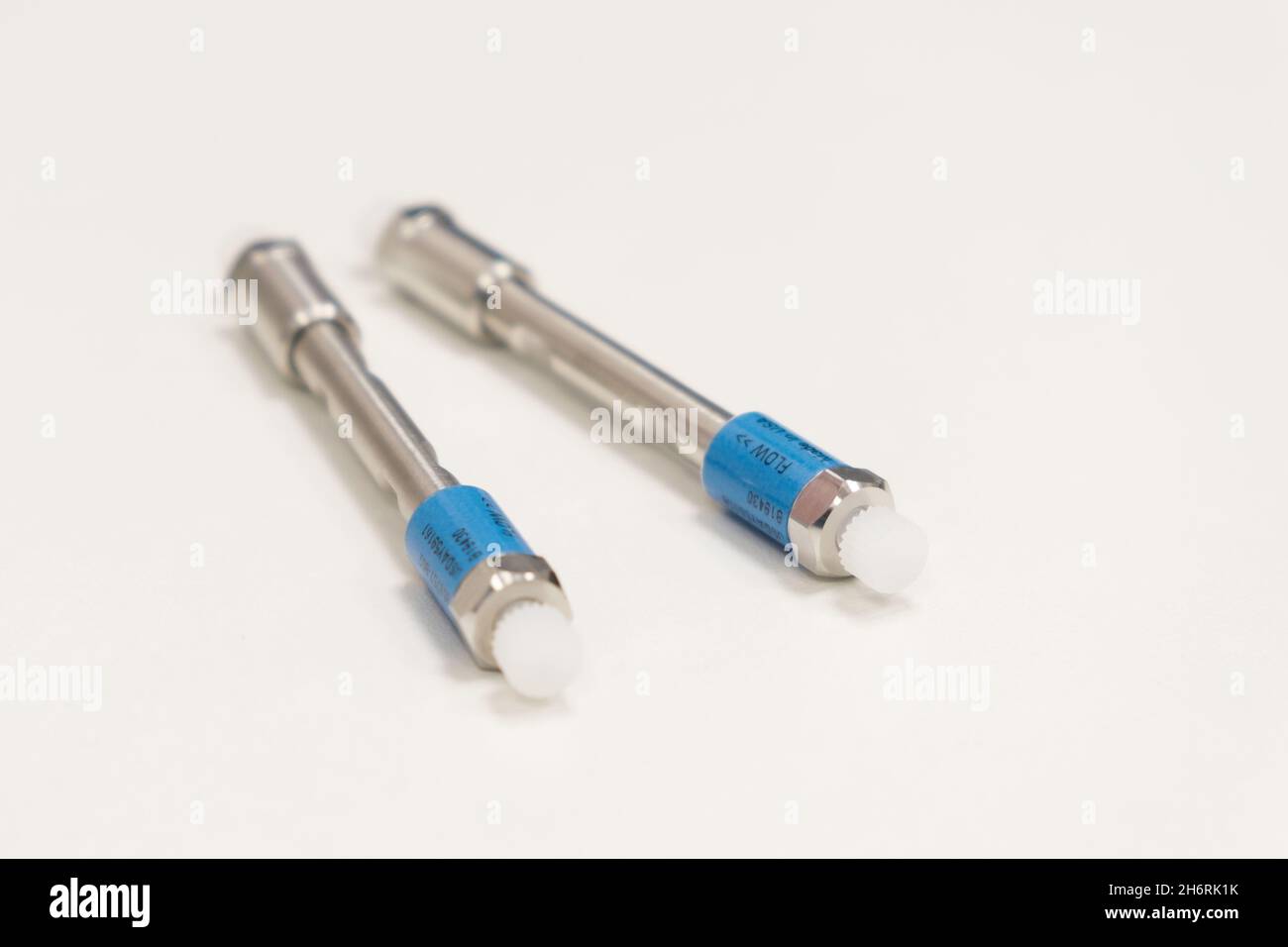 Colonne HPLC da 50 mm sulla tabella in laboratorio. Rapida analisi per ...