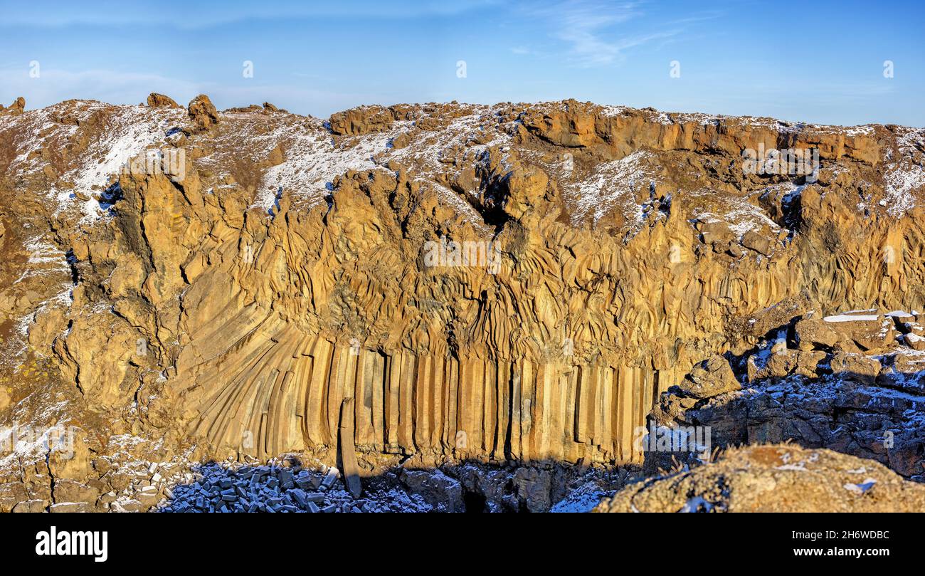 Panorama delle colonne basaltiche alla cascata Aldeyjarfoss, Islanda ...