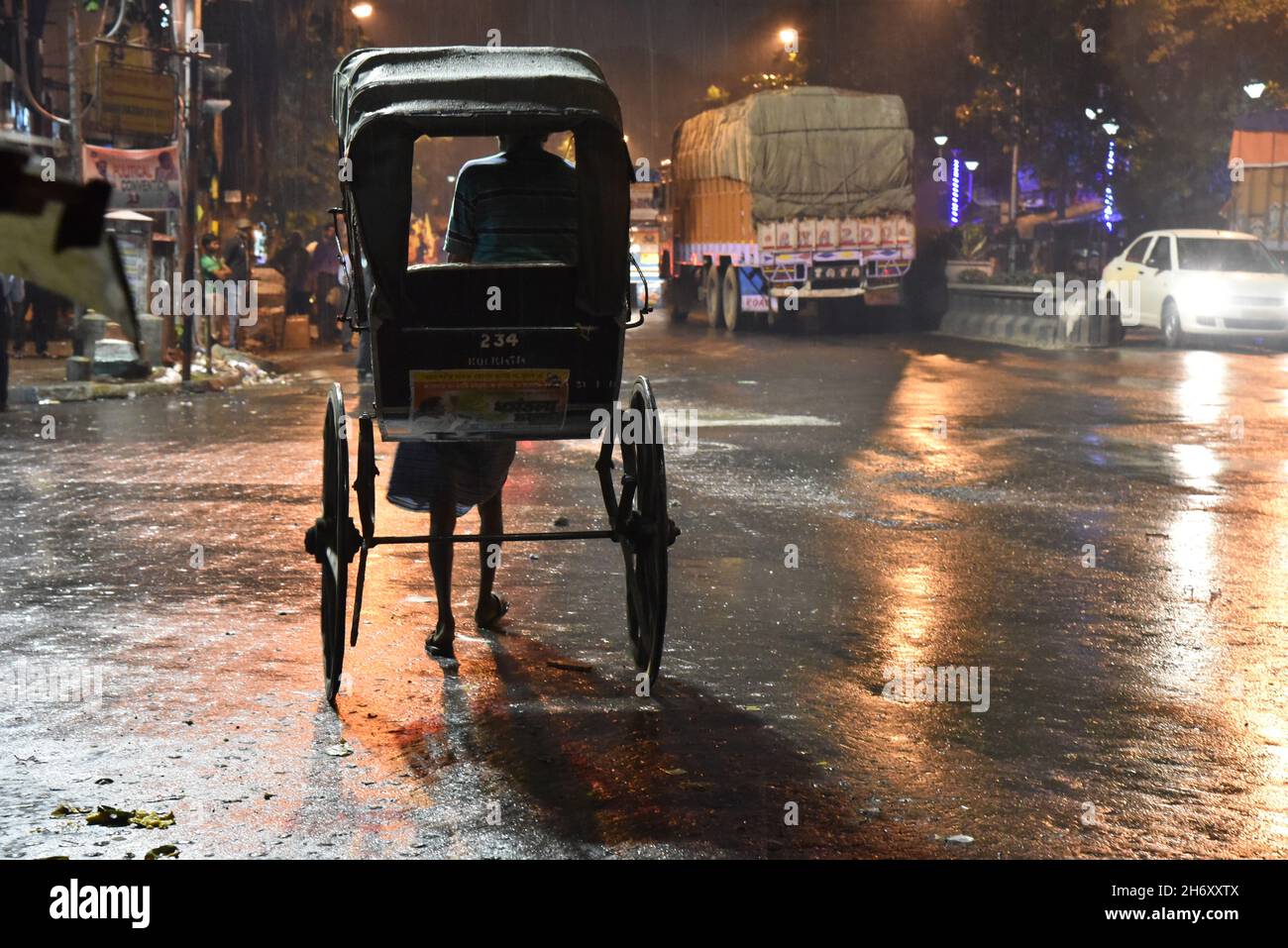 Gli estrattori di risciò di Kolkata. La densa metropoli è tra gli unici ...