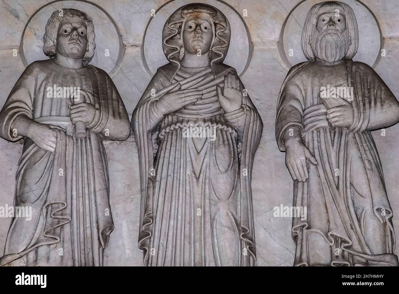 Santa Maria, fiancheggiata da due dei 12 Apostoli, scolpita dal maestro ...