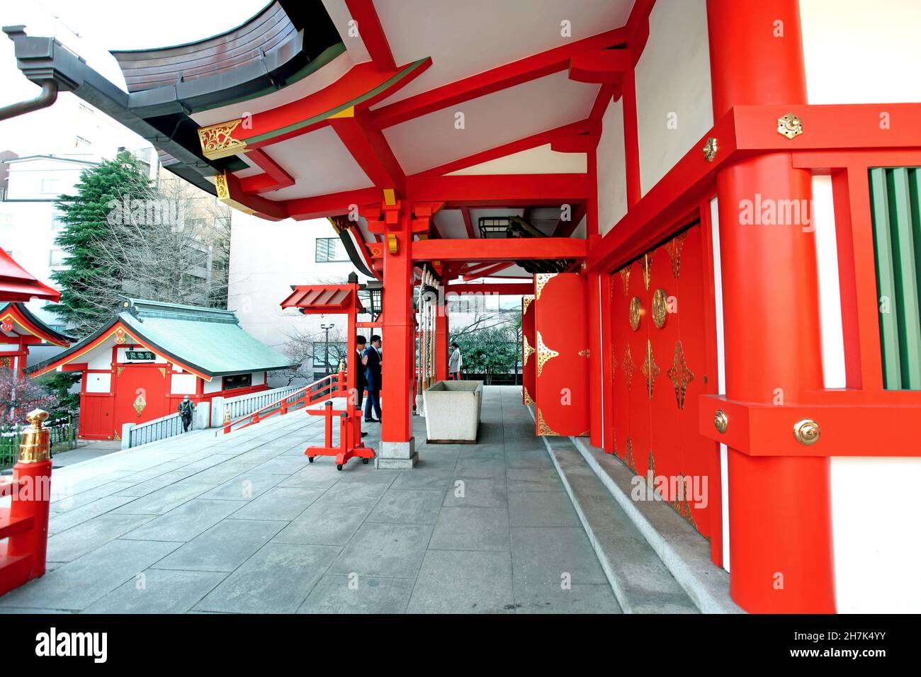 Il Santuario di Hanazono con edifici color vermiglio e porte Torii a ...