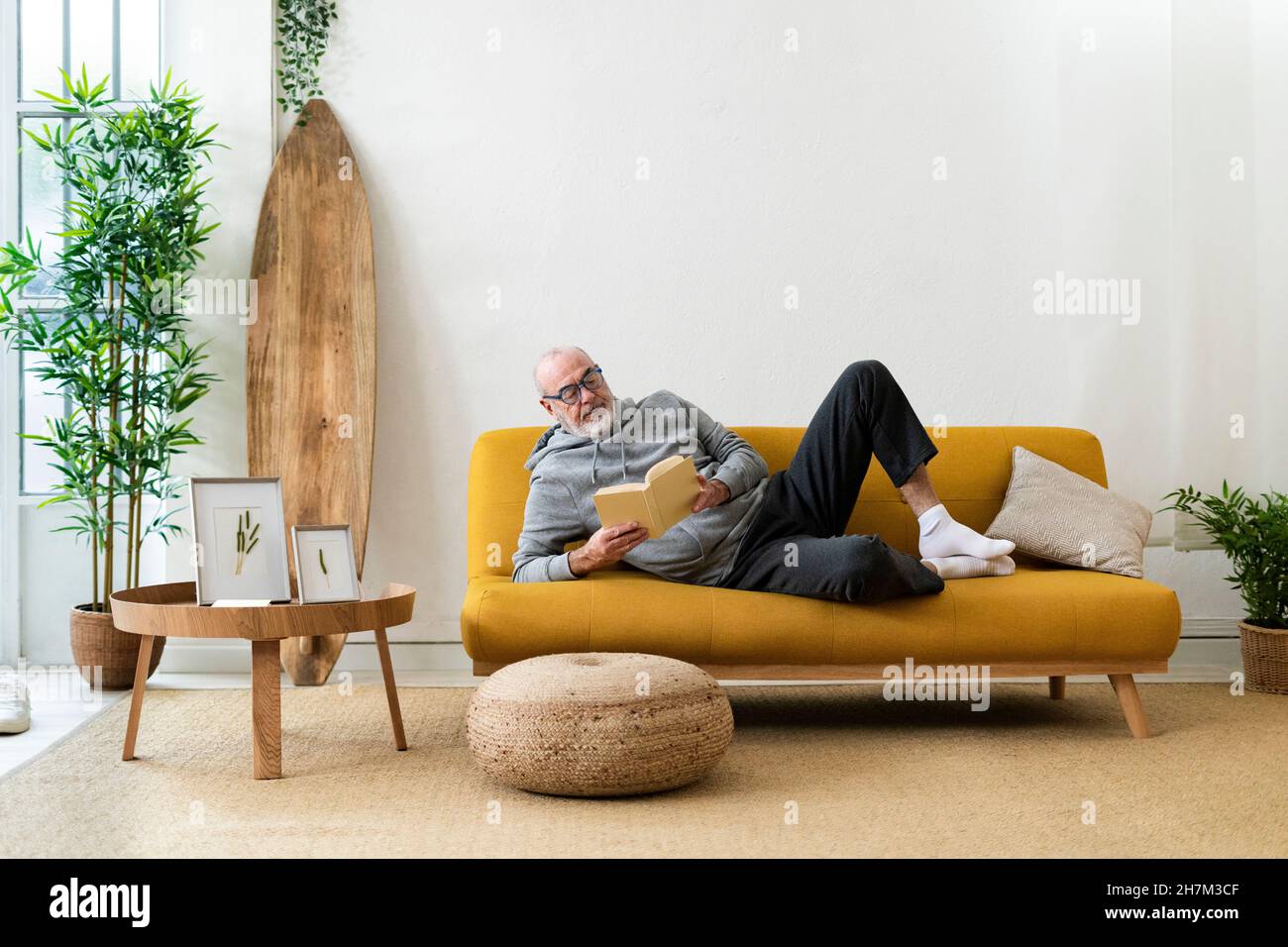 Uomo seduto con le gambe incrociate immagini e fotografie stock ad alta risoluzione - Alamy