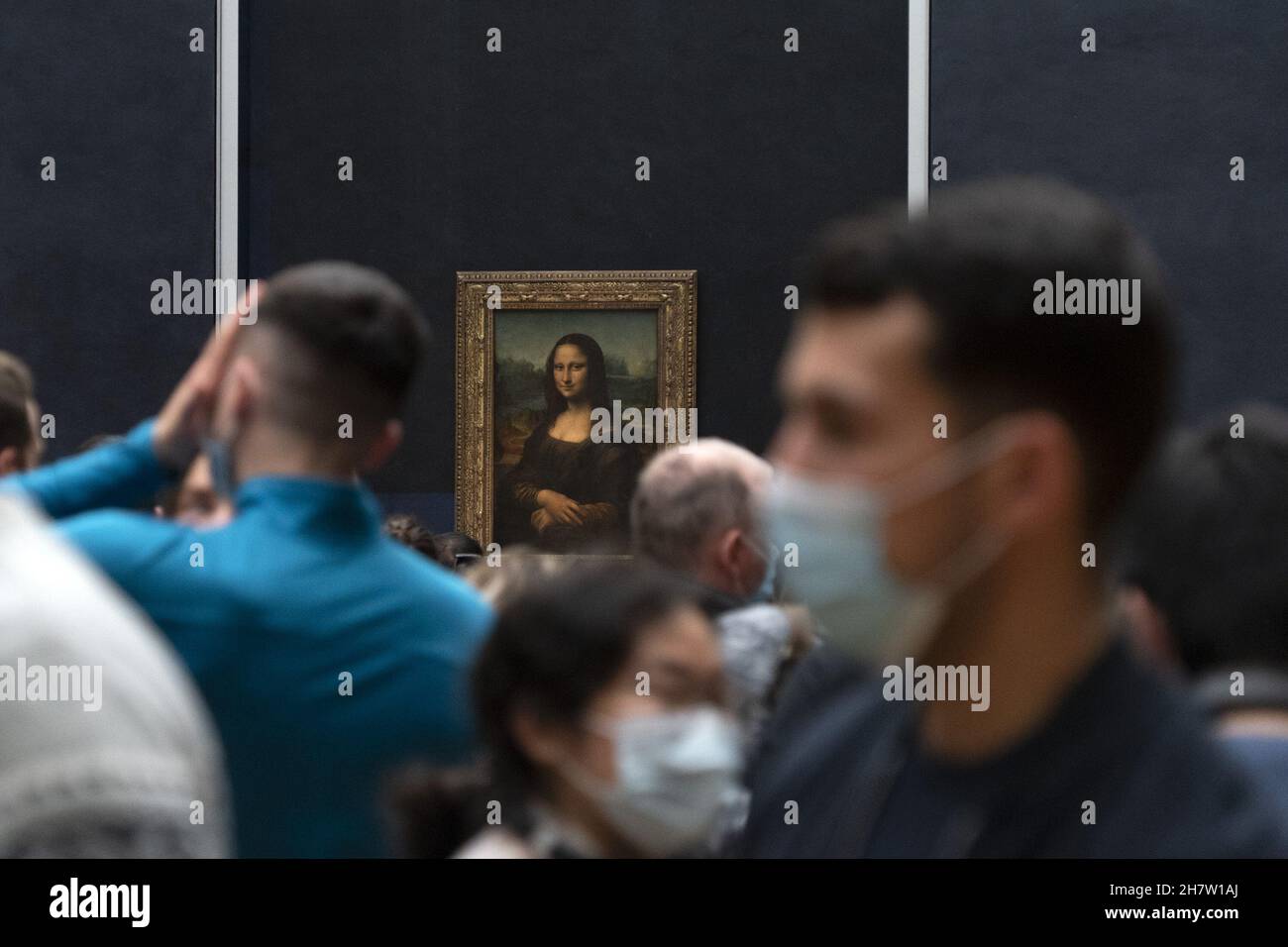 PARIGI, FRANCIA - NOVEMBRE 18 2021 - la stanza di Mona Lisa è affollata ... PARIGI, FRANCIA - NOVEMBRE 18 2021 - la stanza di Mona Lisa è affollata ...