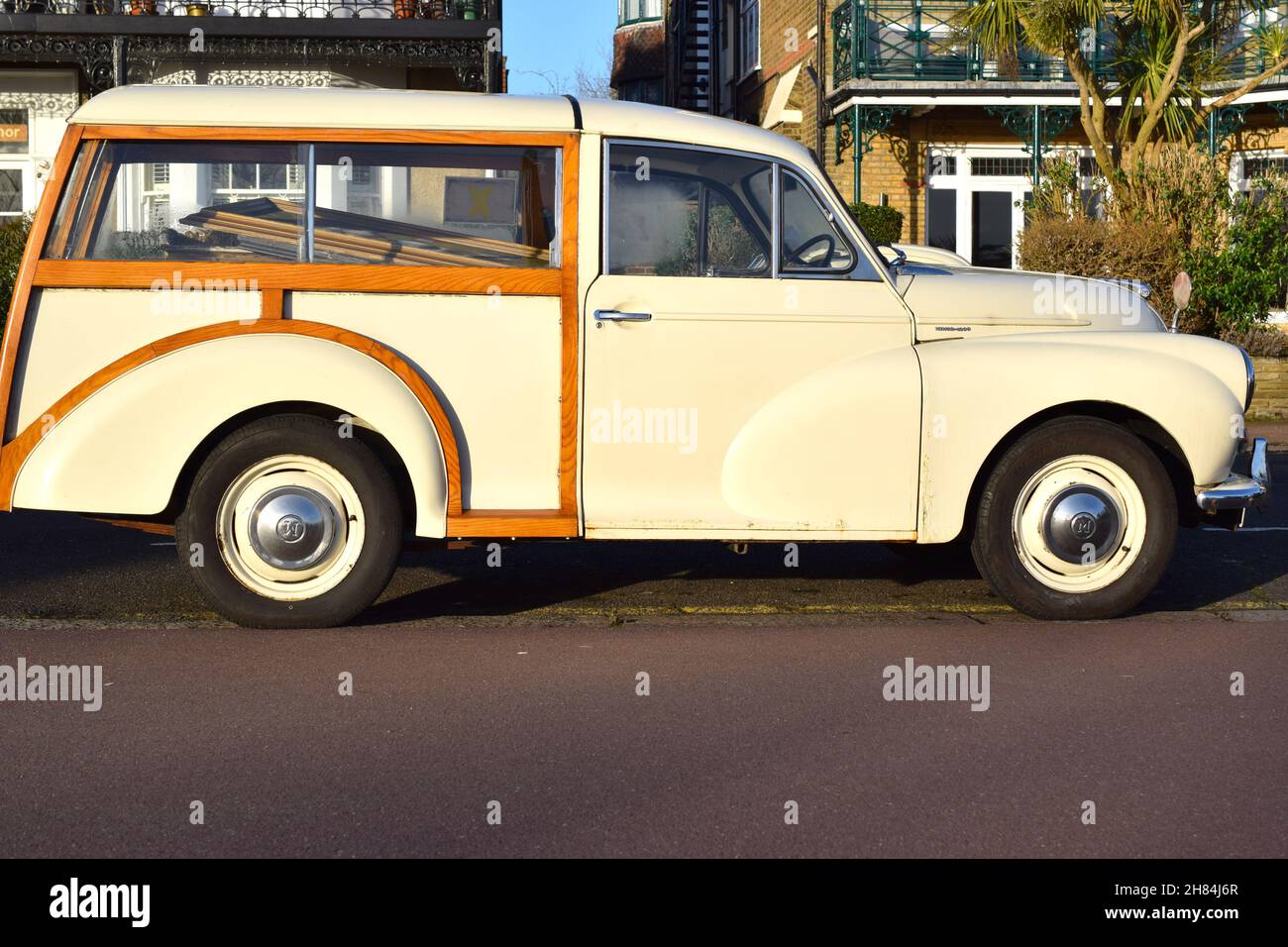 Un'auto d'epoca con telaio in legno è parcheggiata nella città inglese ...