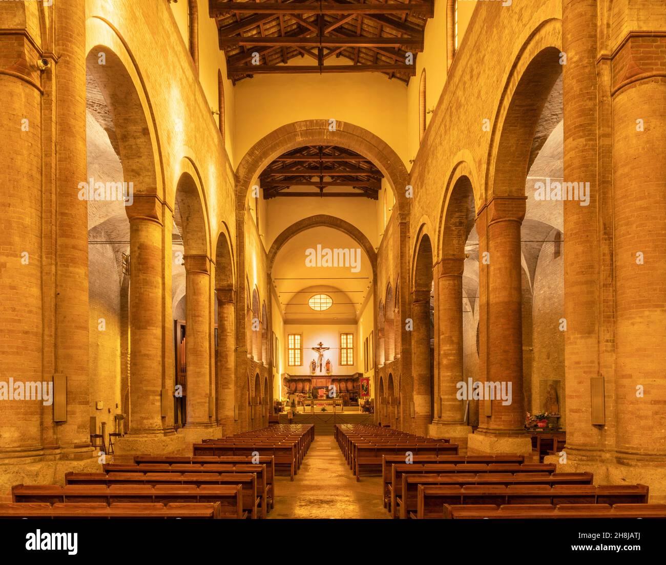 Chiesa romanica italia interno immagini e fotografie stock ad alta ...