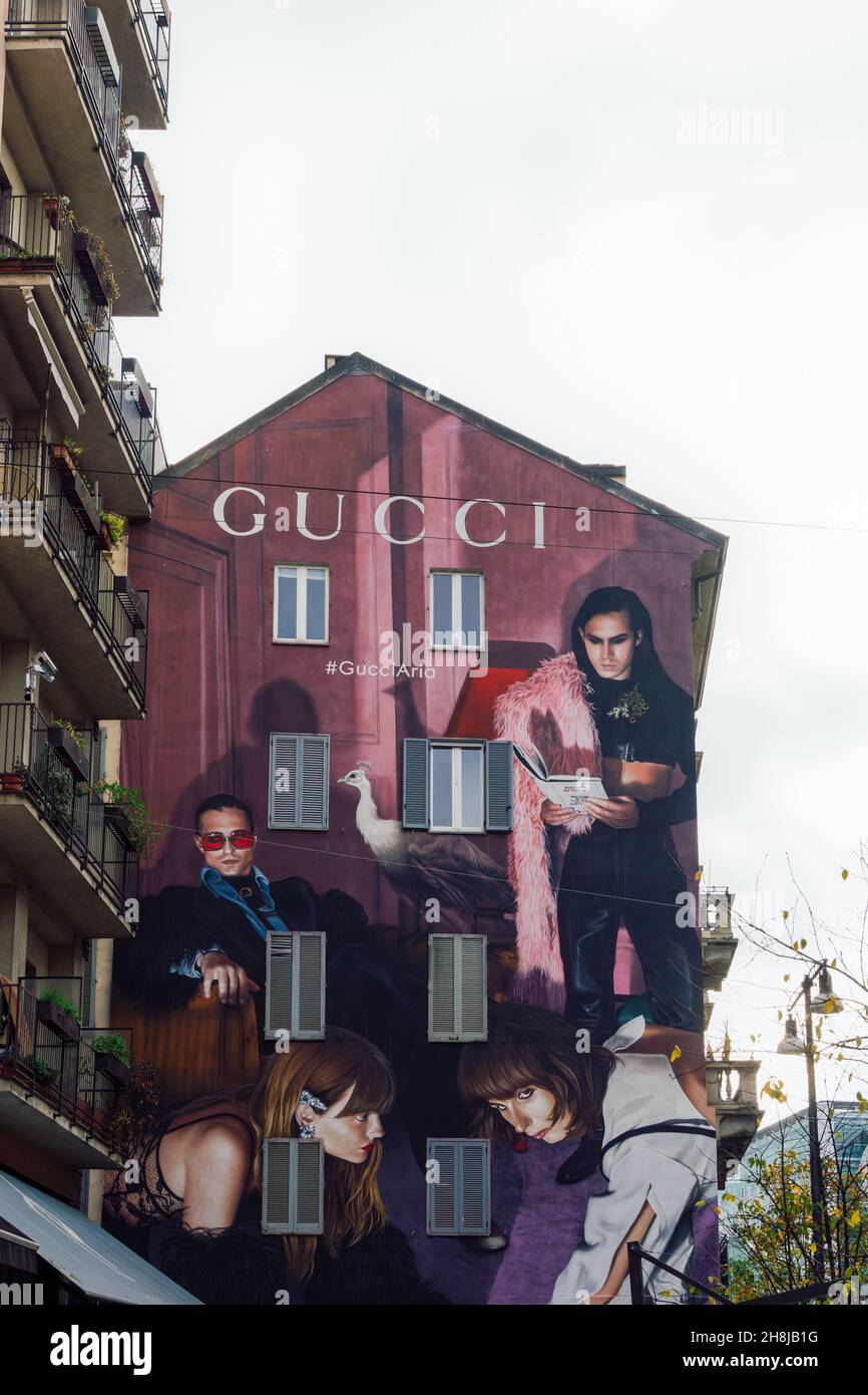 Milano, Italia colorati graffiti da parete del marchio Gucci. Murale di ...