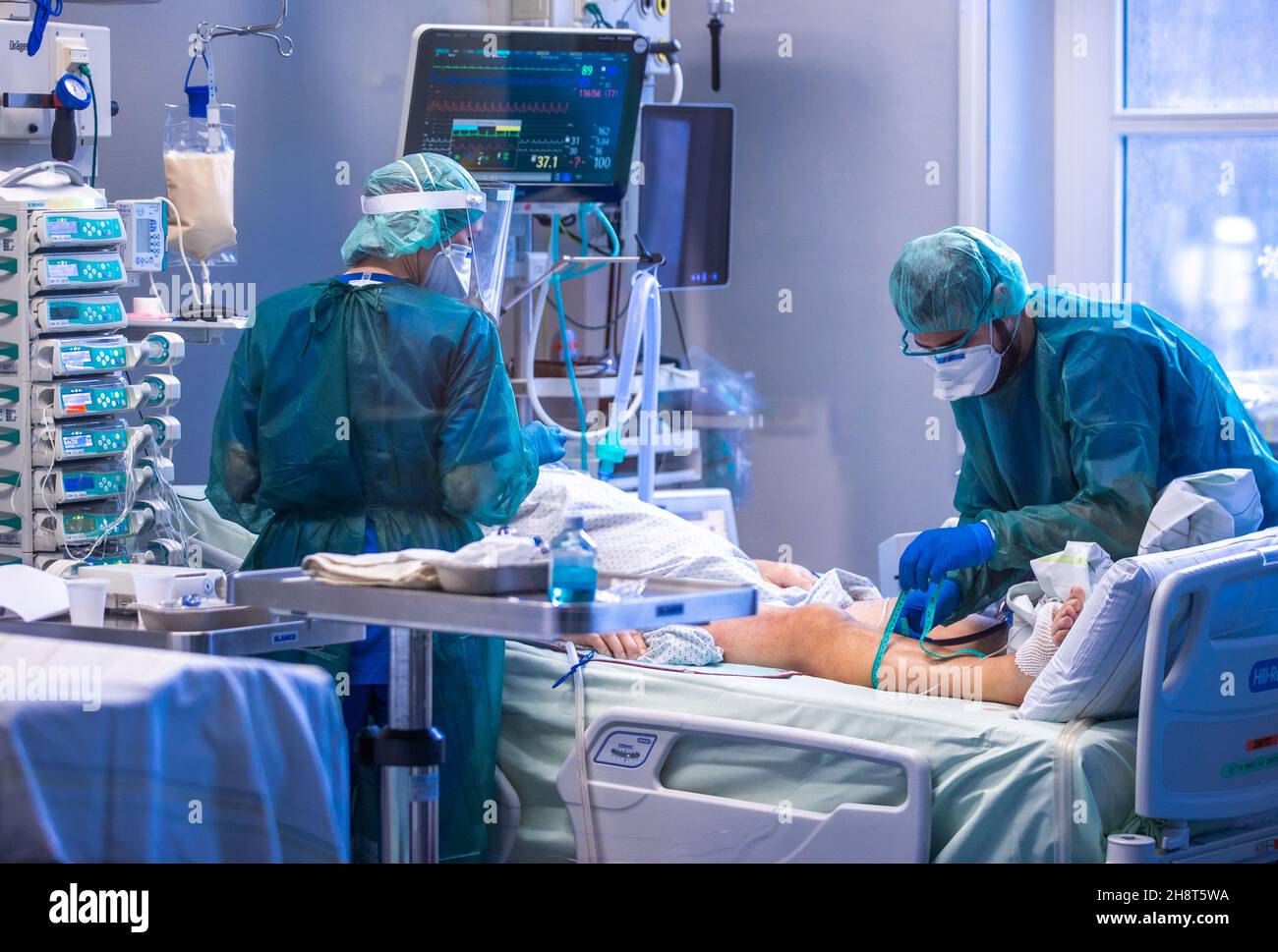 Rostock, Germania. 30 Nov 2021. Medici e infermieri curano i pazienti ...