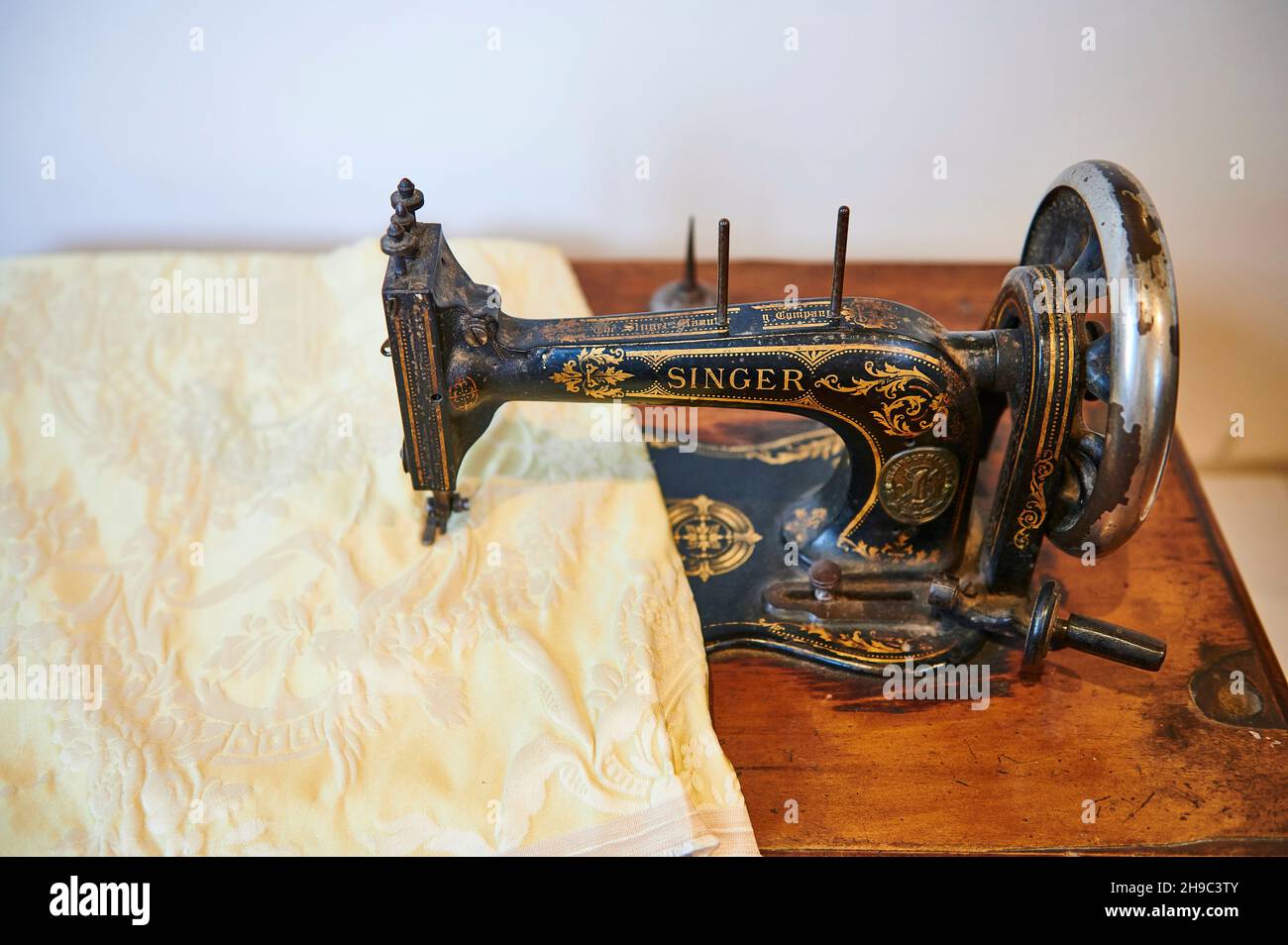 Old singer sewing machine traditional immagini e fotografie stock ad ...