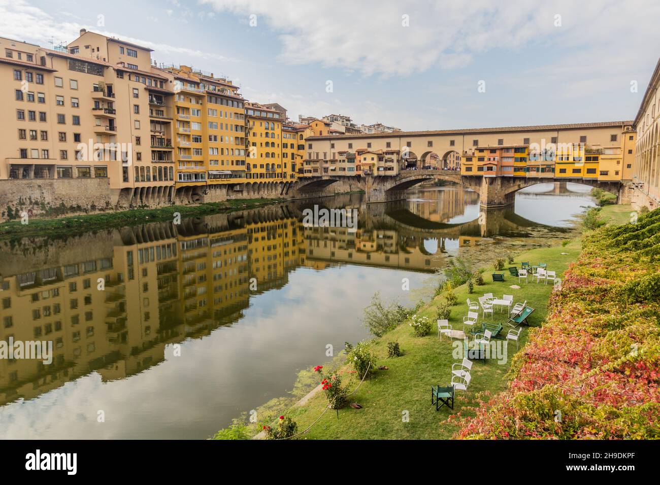 Ponte vecchio sul fiume arno a firenze immagini e fotografie stock ad ...