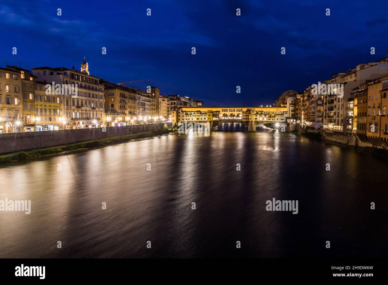 Ponte vecchio sul fiume arno a firenze immagini e fotografie stock ad ...