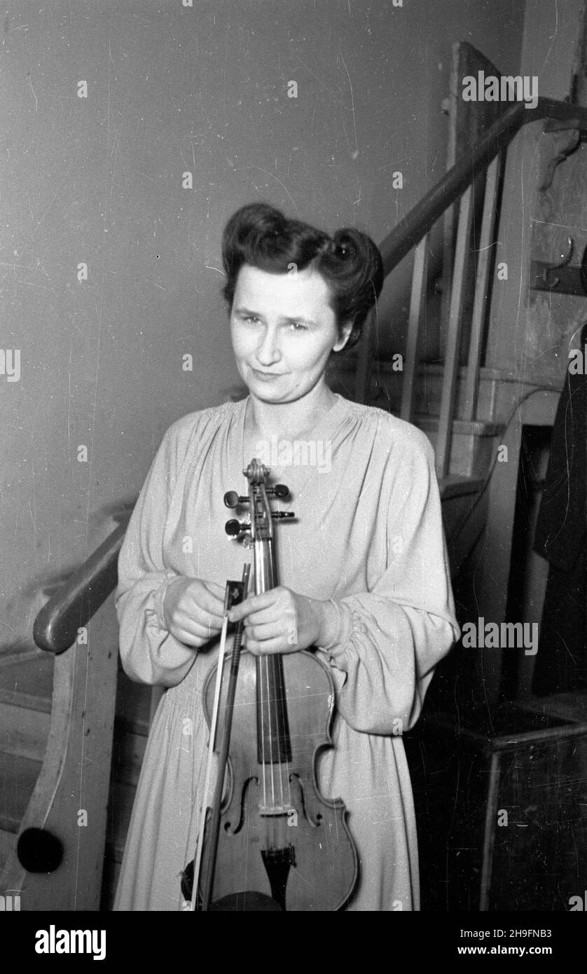 Warszawa, 1948-03-01. Czeska skrzypaczka Maria Hlounova w Filharmonii ...