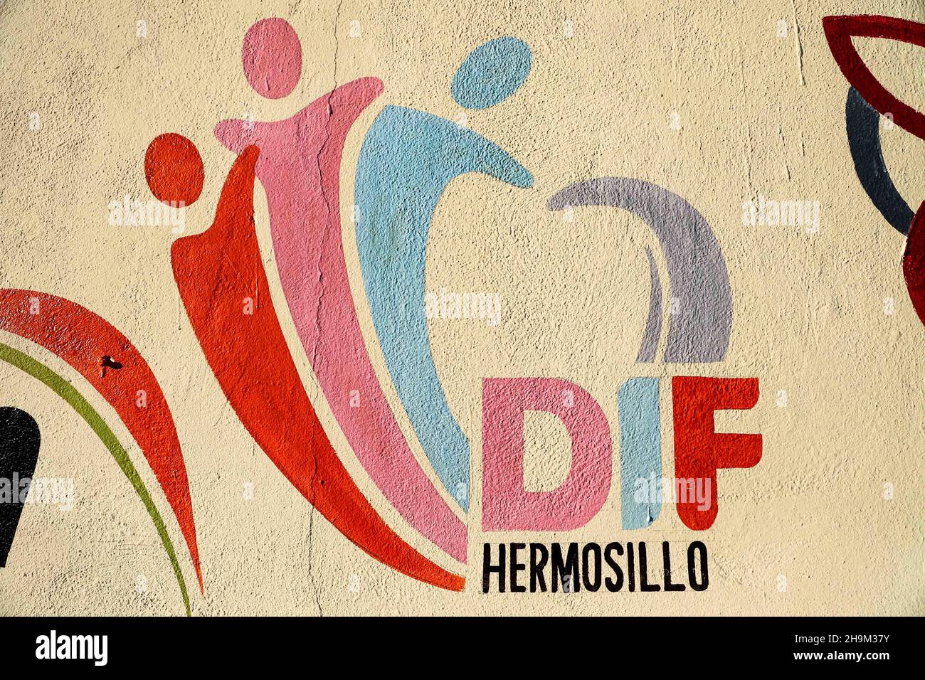 Logo DIF Hermosillo sulla parete della sala da pranzo Vida Plena ...