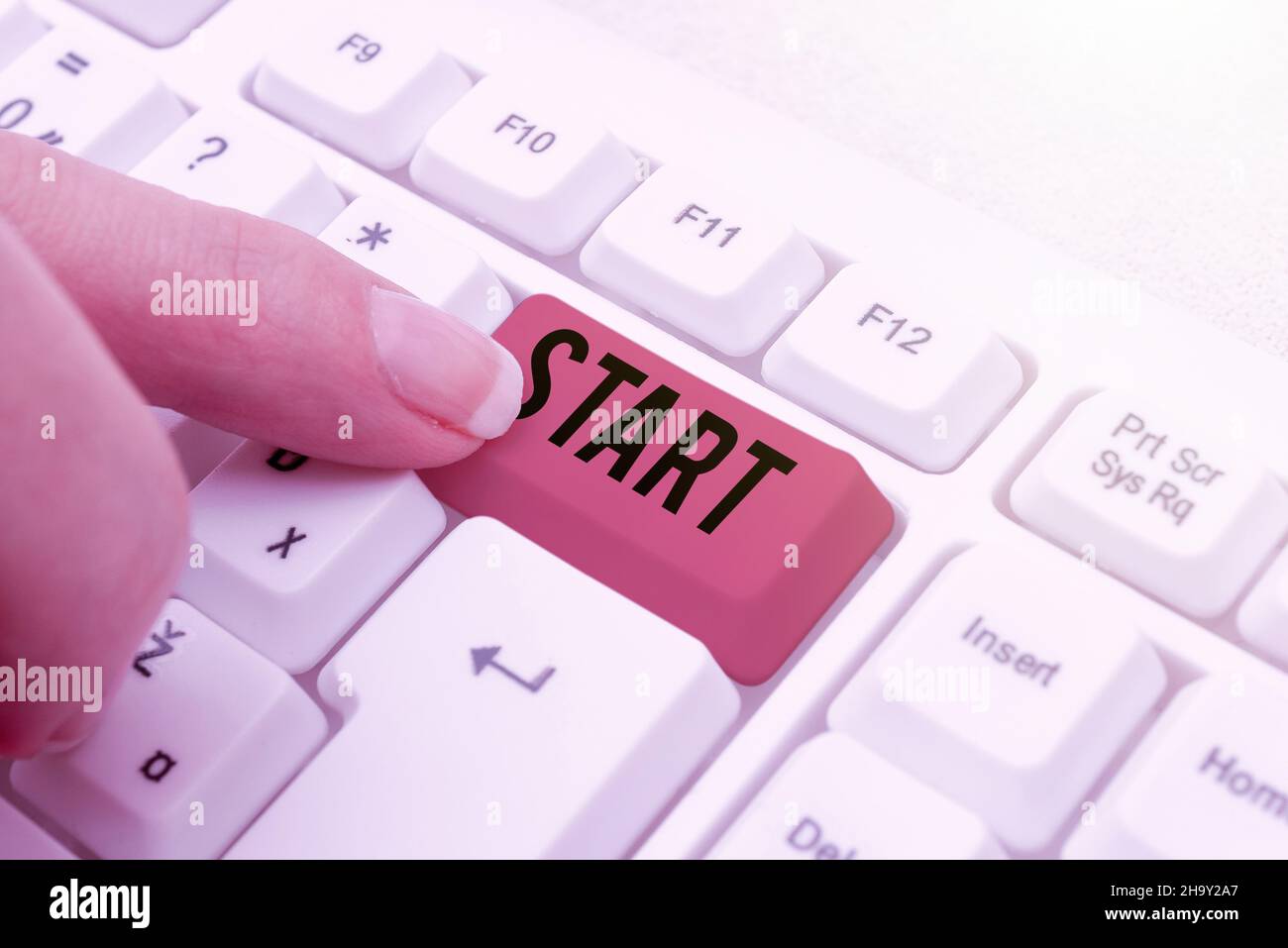 Cartello con la scritta Start (Avvio). La foto concettuale inizia o ...