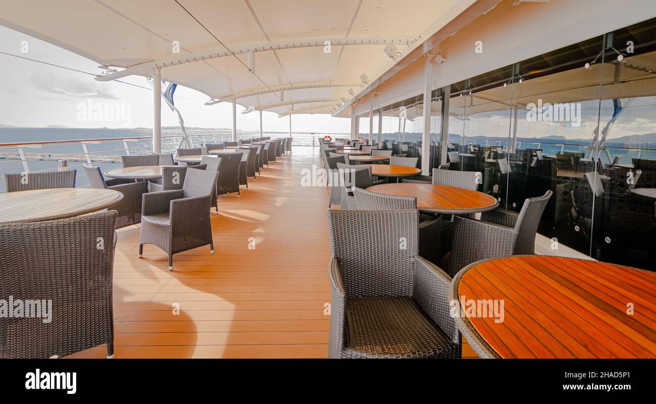 Vista dalla terrazza all'aperto a buffet del ristorante MSC magnifica ...