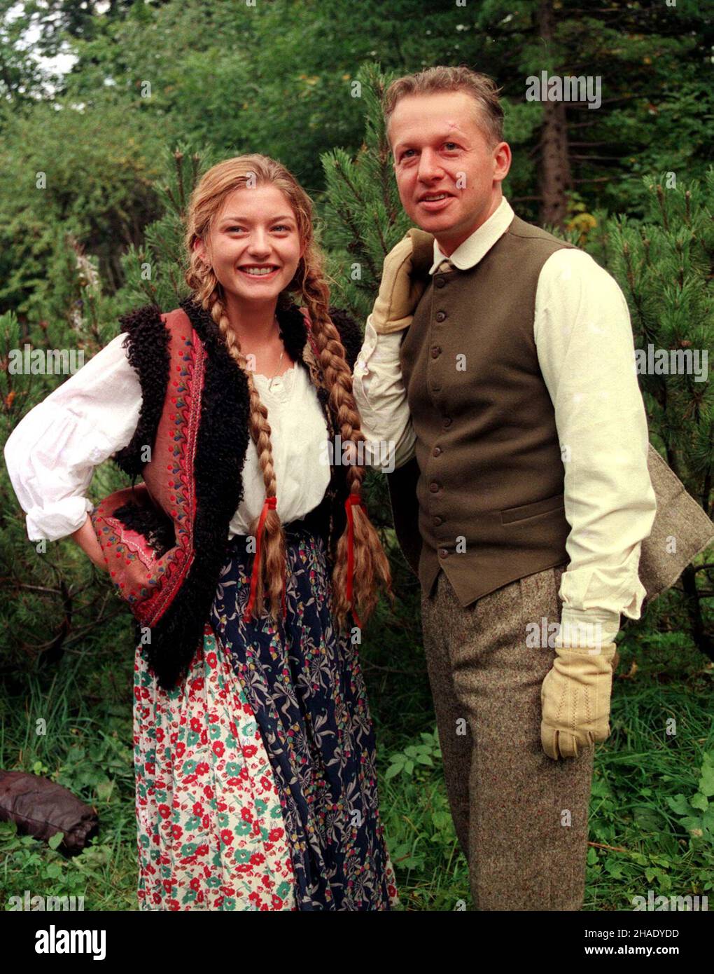Zakopane, 10,1994. Aktorzy Edyta Olszówka (L) i Bogus³aw Linda na planie filmu 'Prowokator ...
