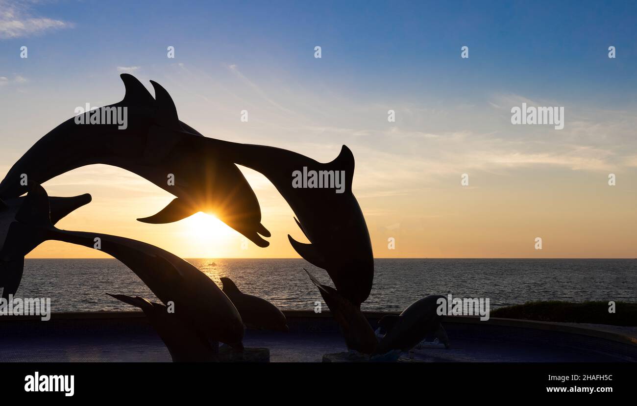 Le sagome delle Dolphine sul lungomare di Mazatlan, El Malecon, con ...