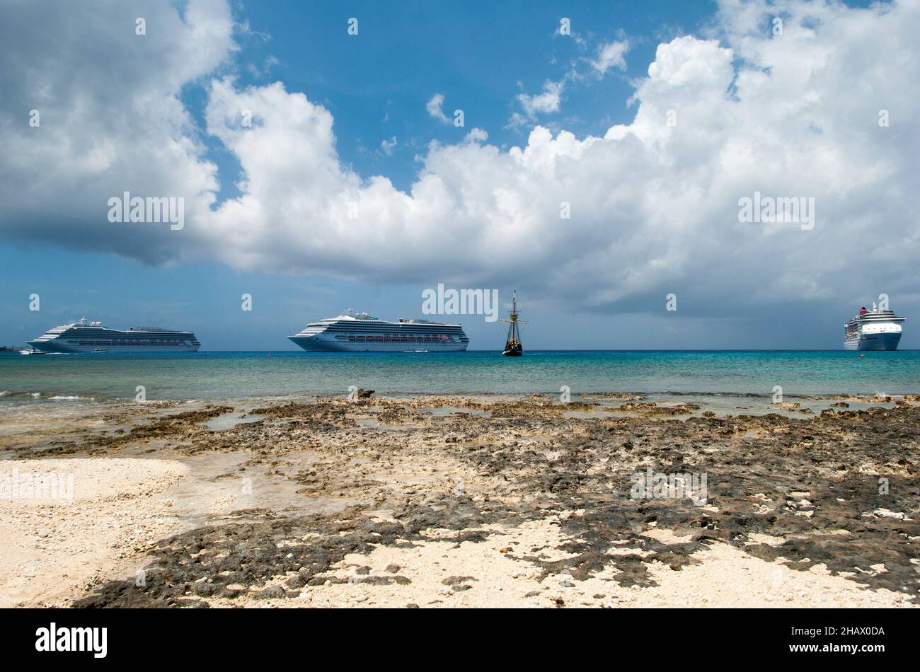 Tre navi da crociera e una replica di una nave pirata che deriva da ...