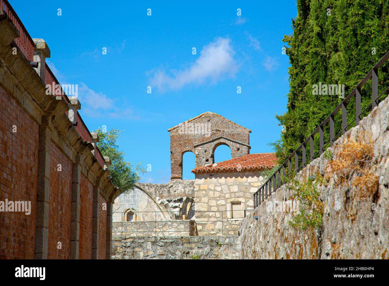 Facciate romaniche immagini e fotografie stock ad alta risoluzione - Alamy