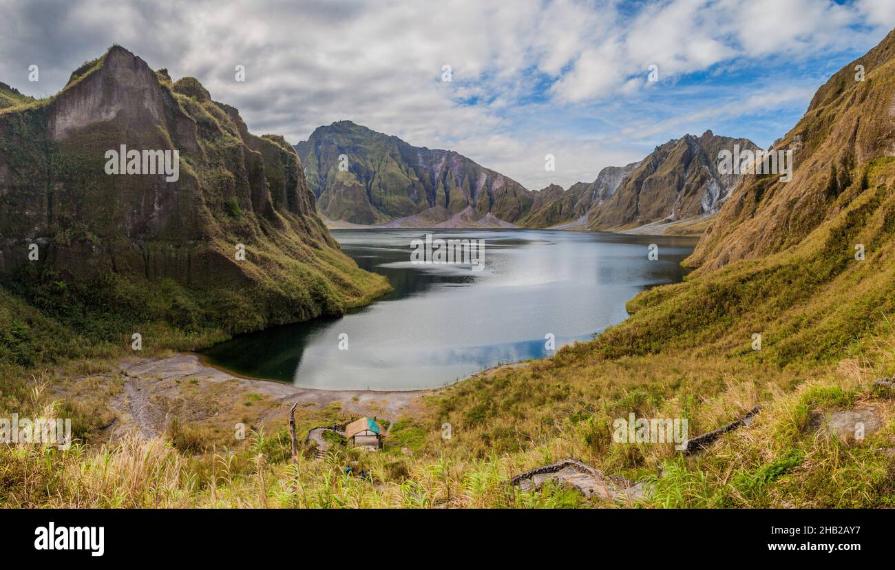 Lago di Pinatubo, lago cratere sommitale del vulcano del Monte Pinatubo ...