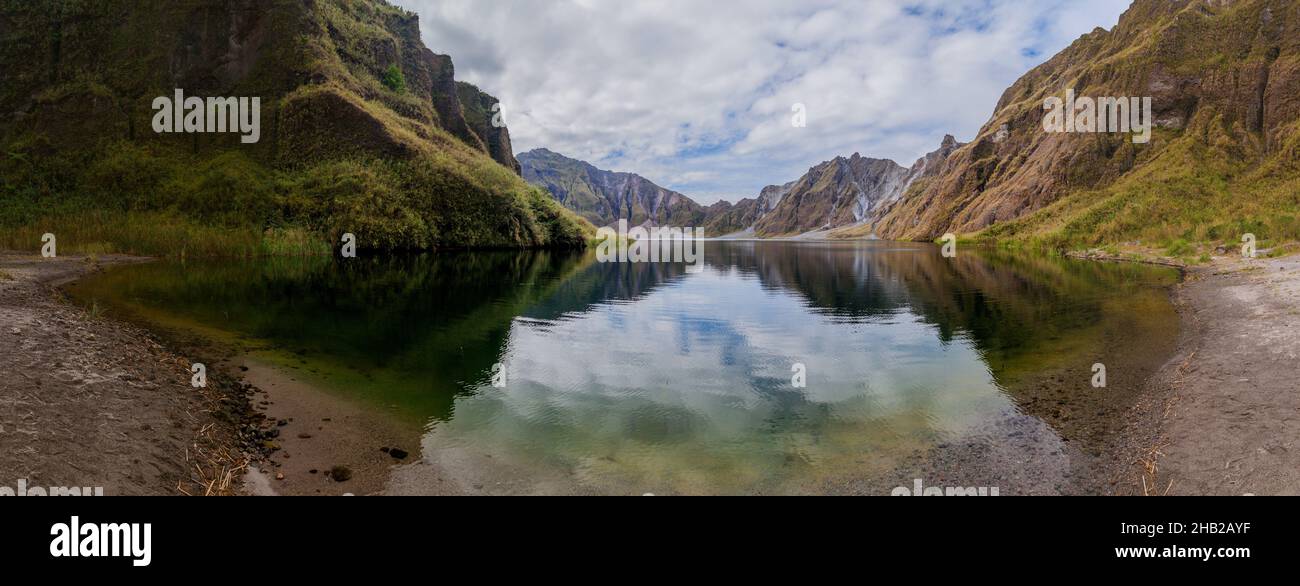 Lago di Pinatubo, lago cratere sommitale del vulcano del Monte Pinatubo ...