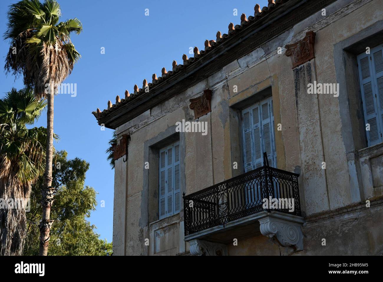 Vecchia facciata neoclassica casa con una parete in stucco tempo ...