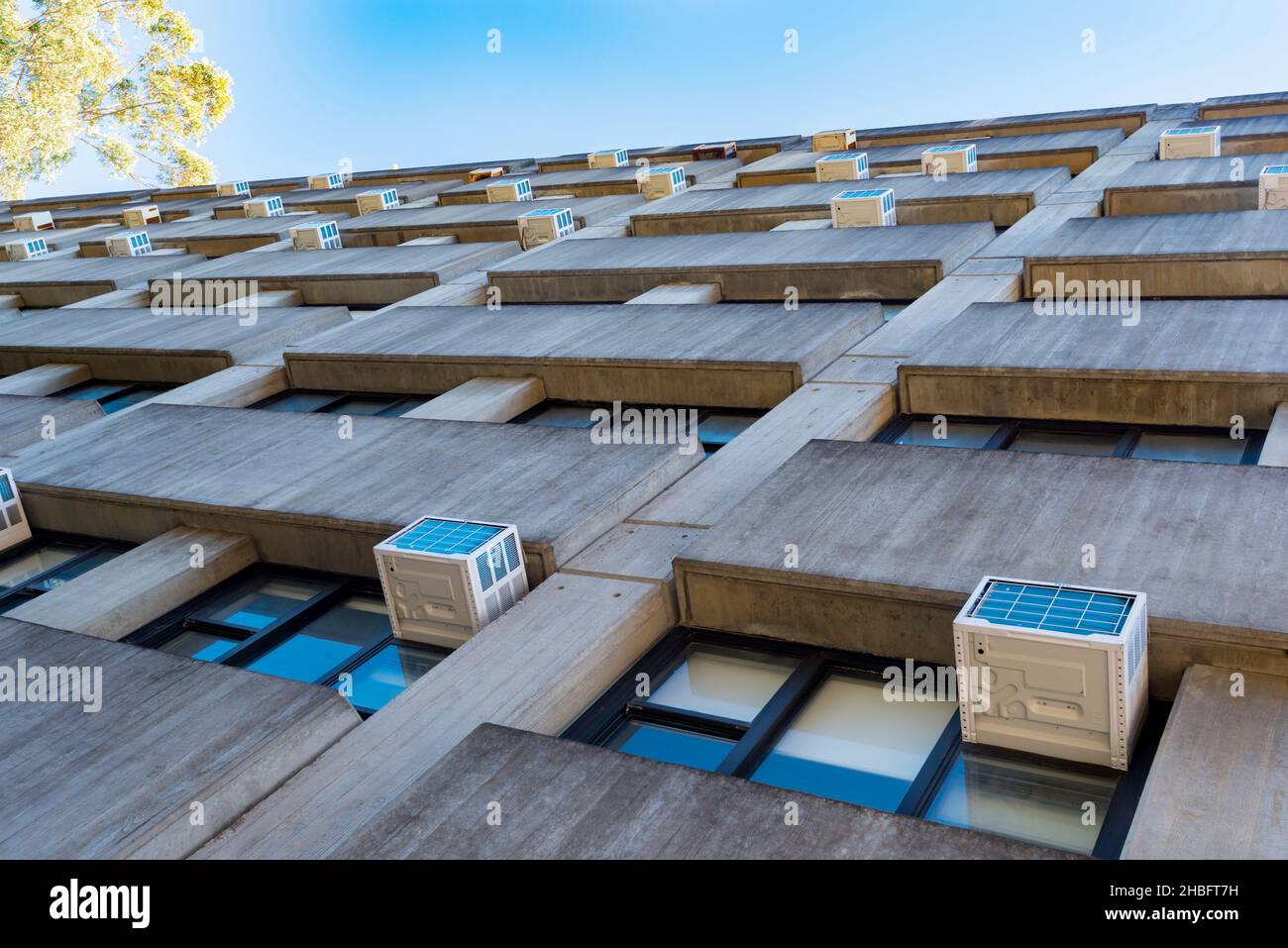 Un muro di condizionatori d'aria individuali al di fuori dell ...