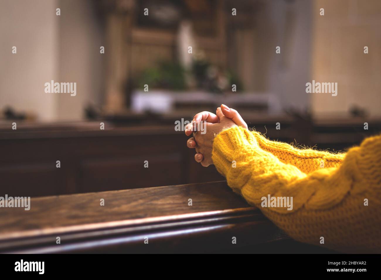 La donna cristiana prega con le mani incrociate in chiesa ...