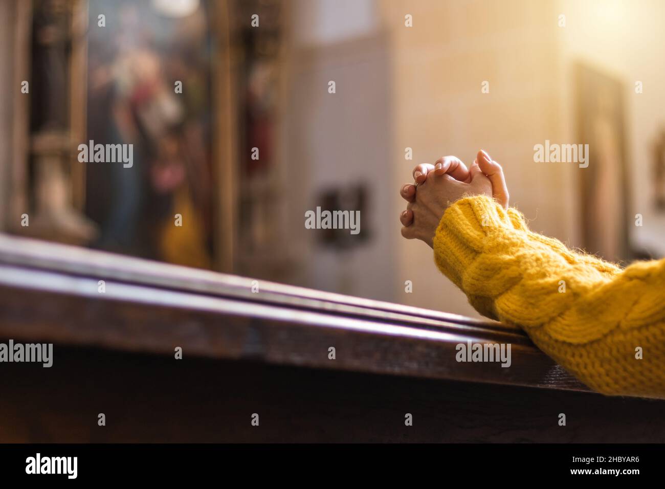 La donna cristiana prega con le mani incrociate in chiesa ...