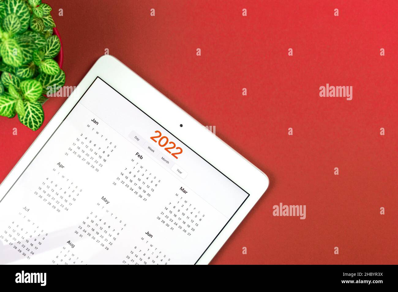 Calendario 2022 sullo schermo. Rosso brillante piatto sfondo, per fare ...