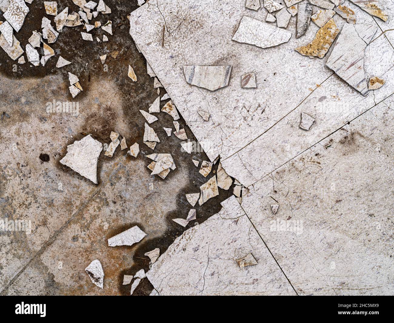 Piastrelle rotte immagini e fotografie stock ad alta risoluzione - Alamy