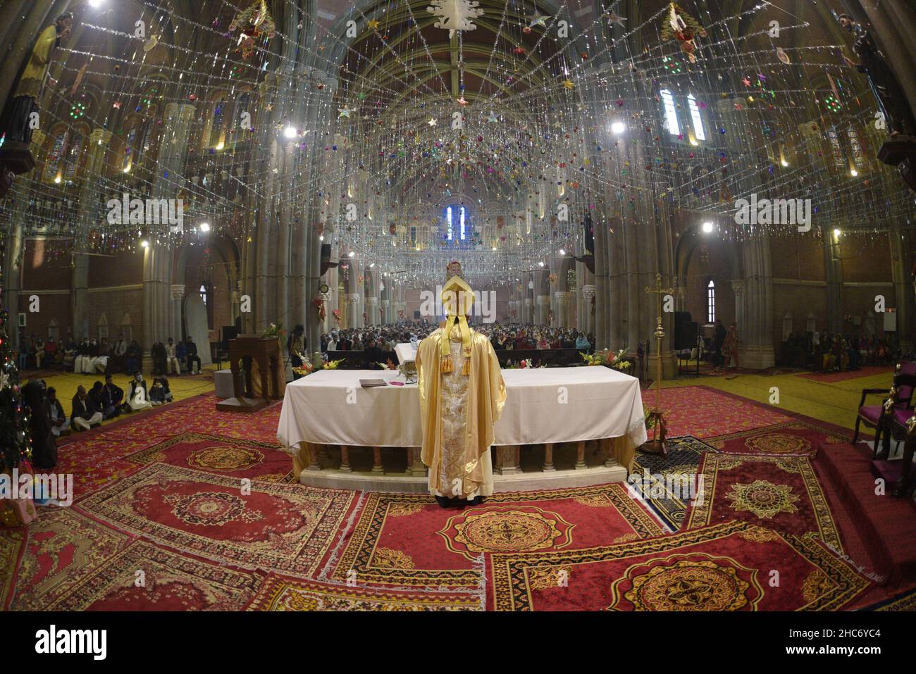 Lahore, Pakistan. 25th Dic 2021. I devoti cristiani pakistani ...