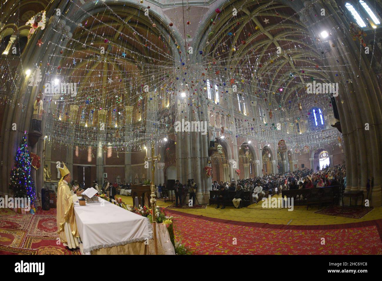Lahore, Pakistan. 25th Dic 2021. I devoti cristiani pakistani ...