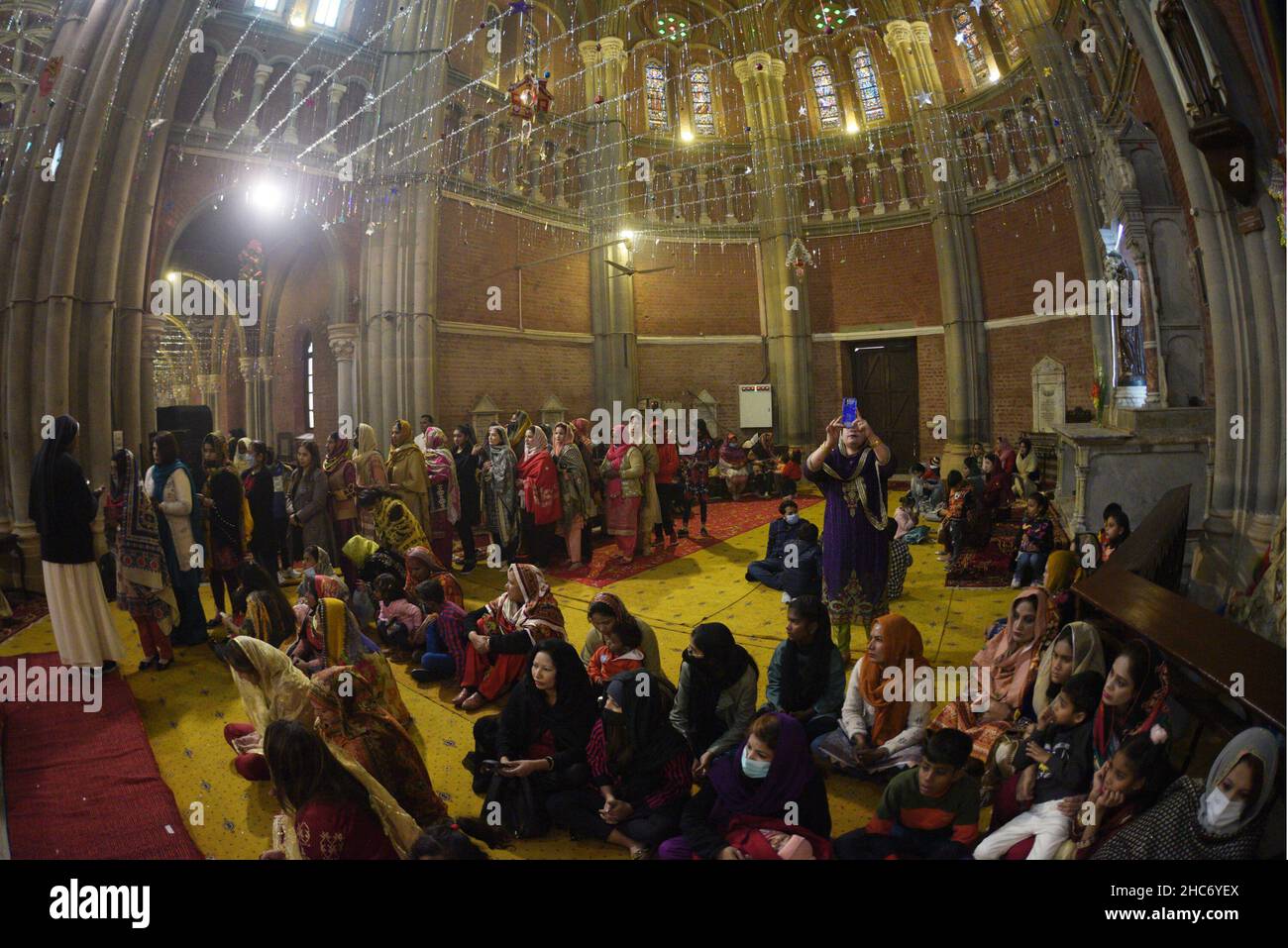 Lahore, Pakistan. 25th Dic 2021. I devoti cristiani pakistani ...