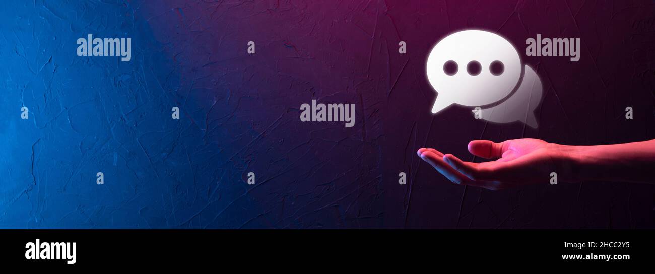 Uomo d'affari che tiene un messaggio icona, bolla parlare notifica ...