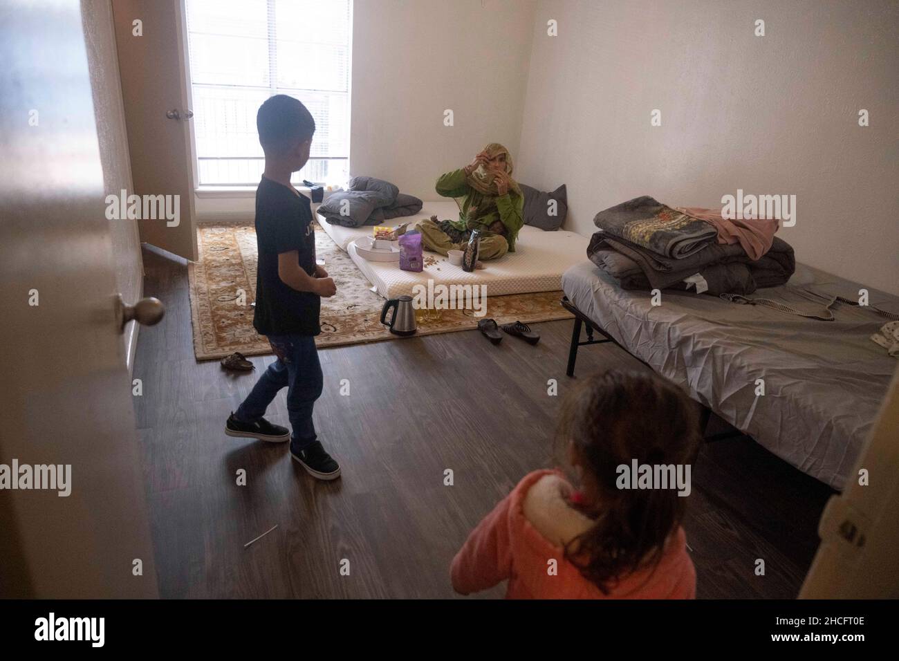 Madre afgana in foulard immagini e fotografie stock ad alta risoluzione ...