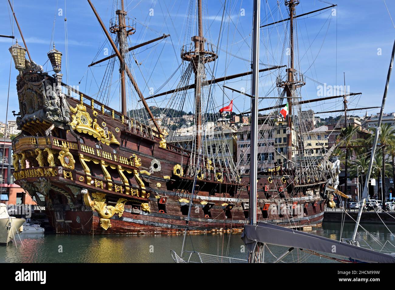 Nave della linea galleone veliero di nome Nettuno ancorato nel porto ...