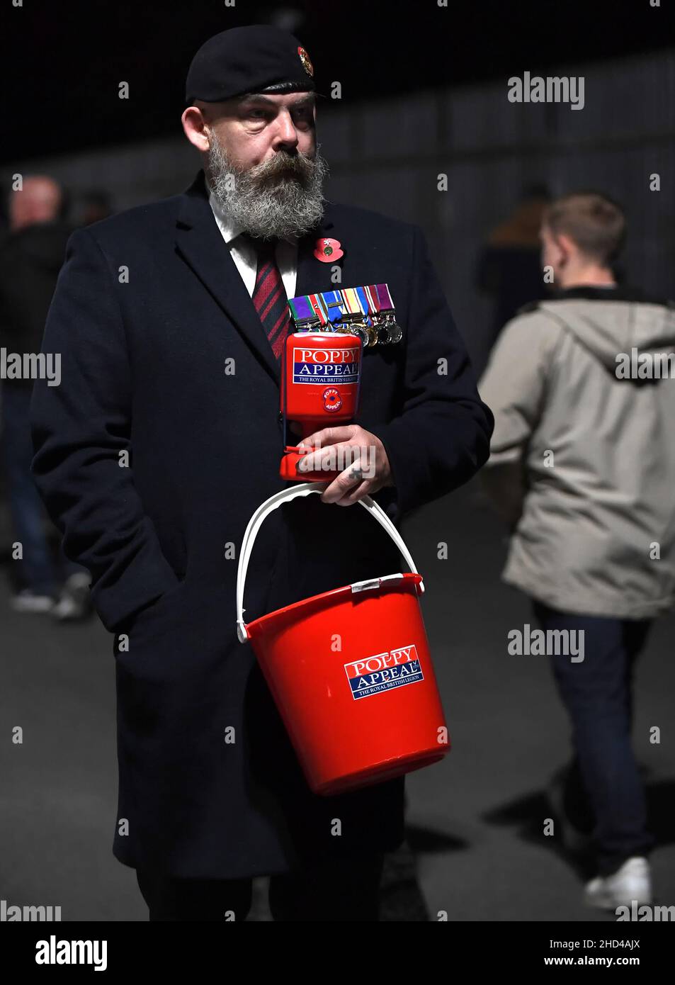 Un ex-serviceman raccoglie per conto della Royal British Legion prima ...