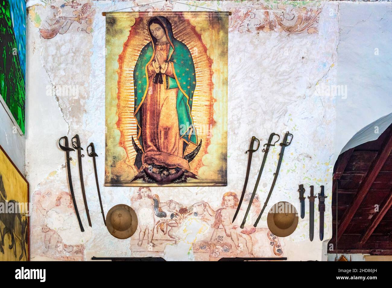 Vecchia immagine della Vergine Maria e delle spade coloniali ...