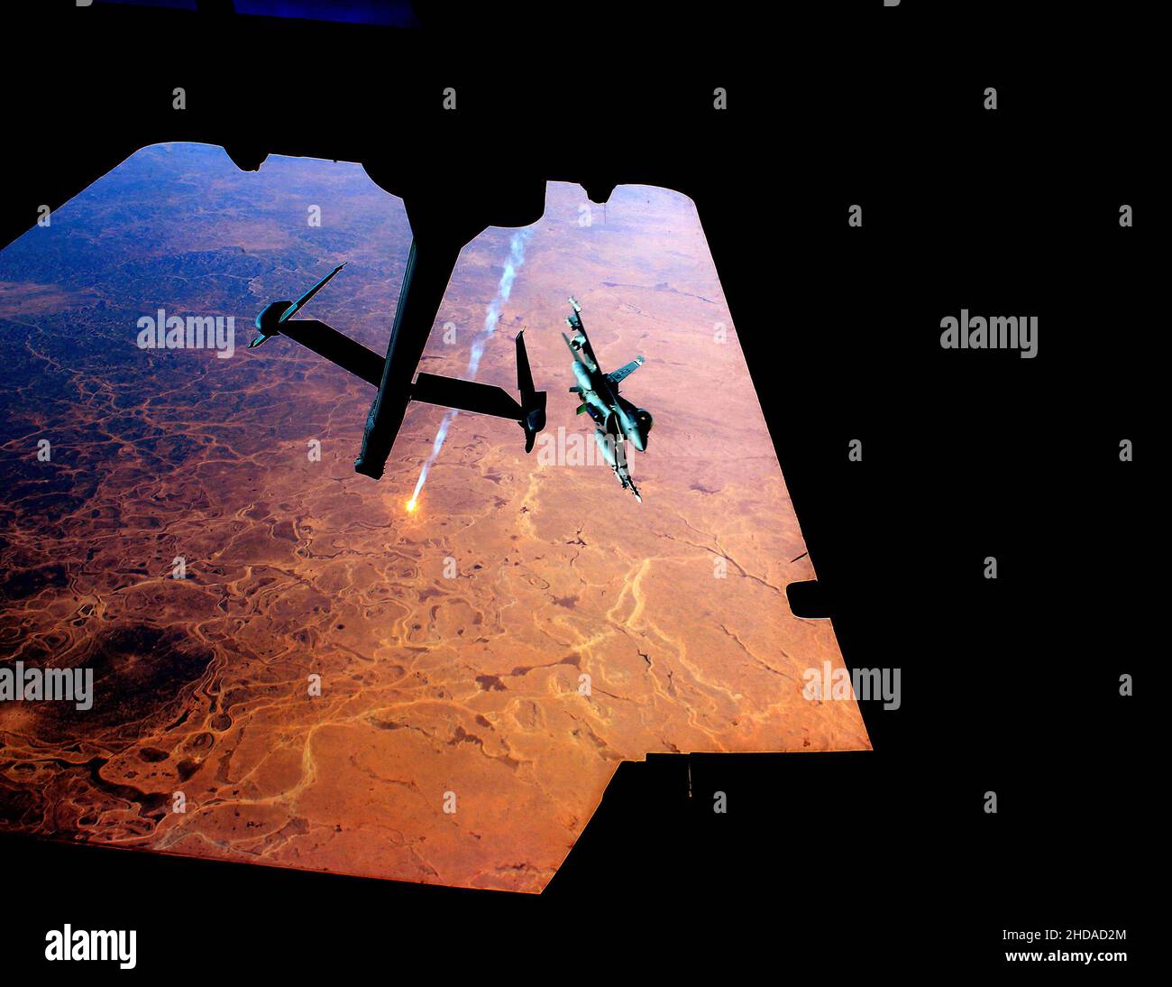 Un F-16 Fighting Falcon eroga una fiamma dopo il rifornimento da un KC ...