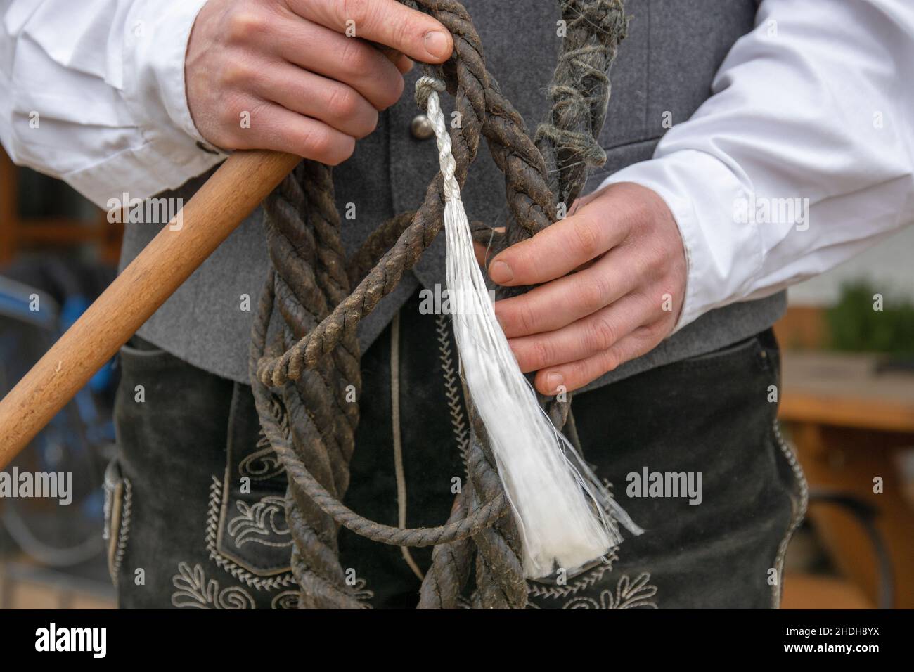 Tenendo le fruste immagini e fotografie stock ad alta risoluzione - Alamy