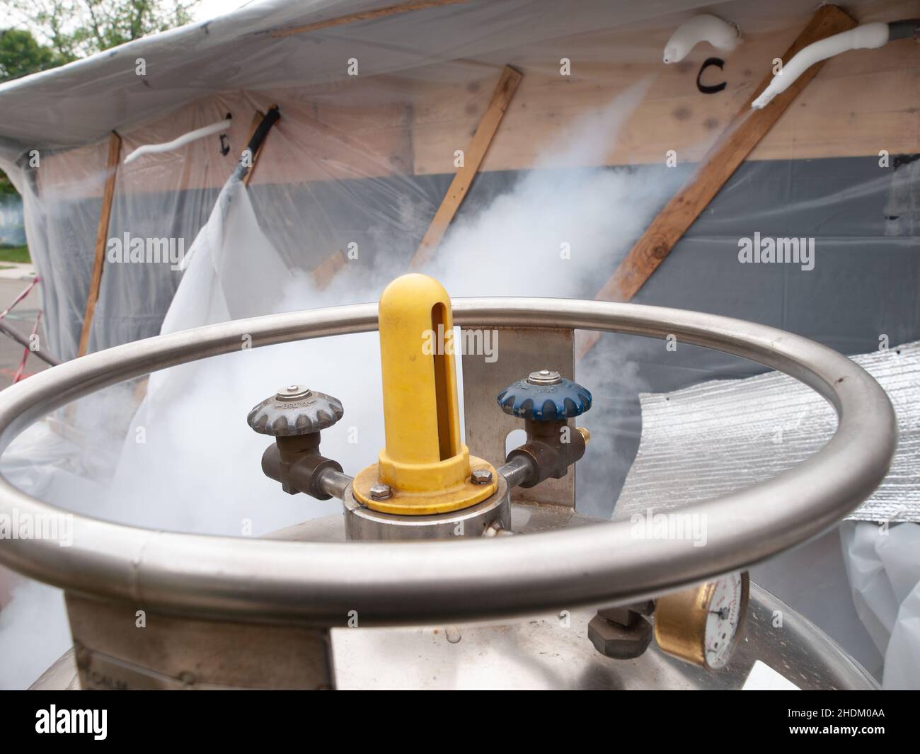 Serbatoi di azoto liquido LNO2 con degasaggio. Azoto liquido—LN2 Foto ...