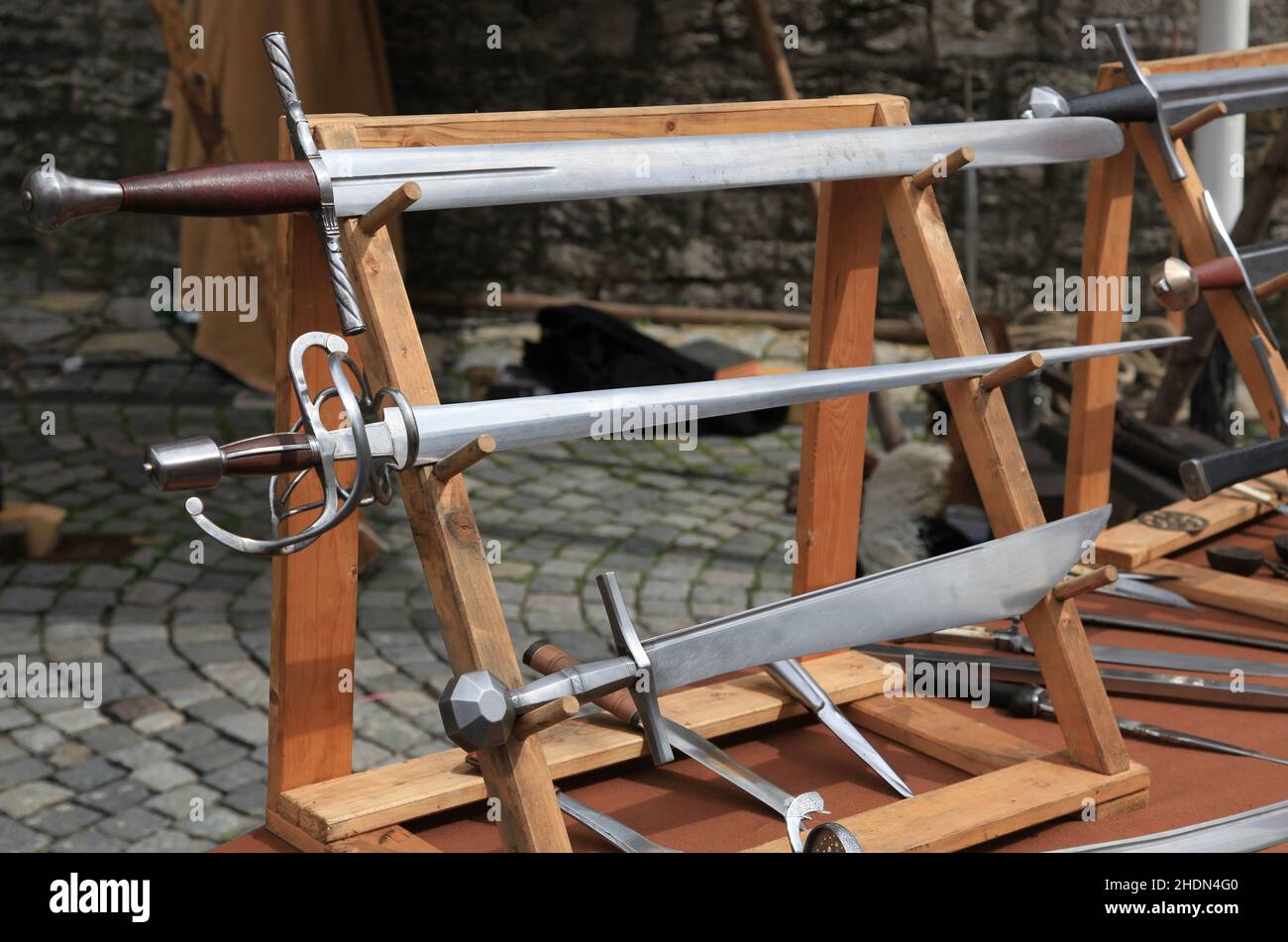 Antiche spade medievali immagini e fotografie stock ad alta risoluzione ...