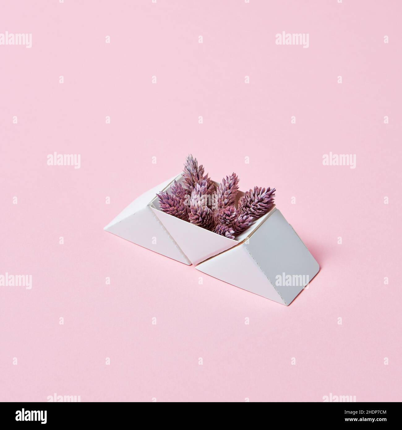 Geometrie colorate immagini e fotografie stock ad alta risoluzione - Alamy