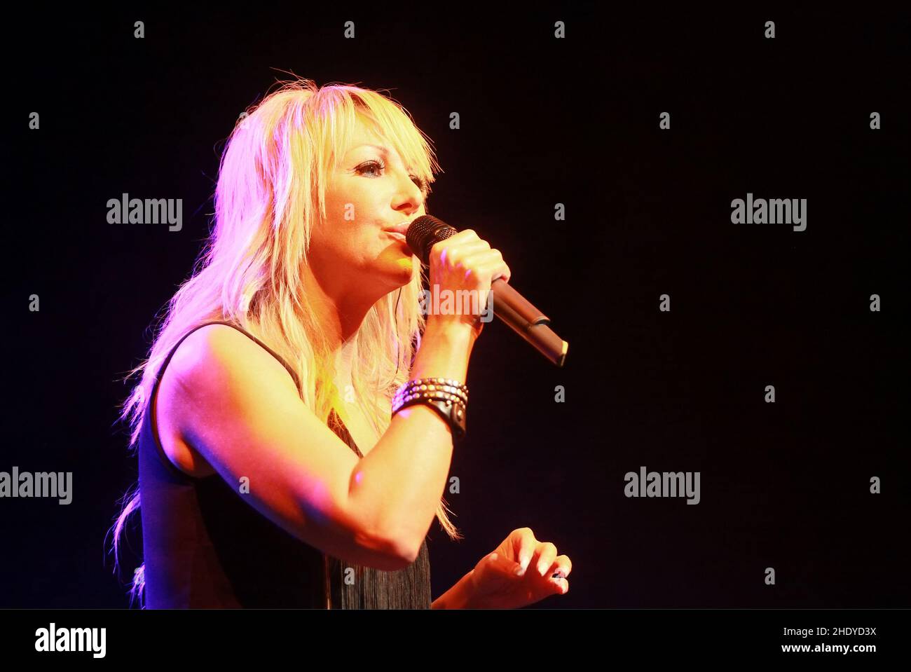 Cantante bionda immagini e fotografie stock ad alta risoluzione - Alamy