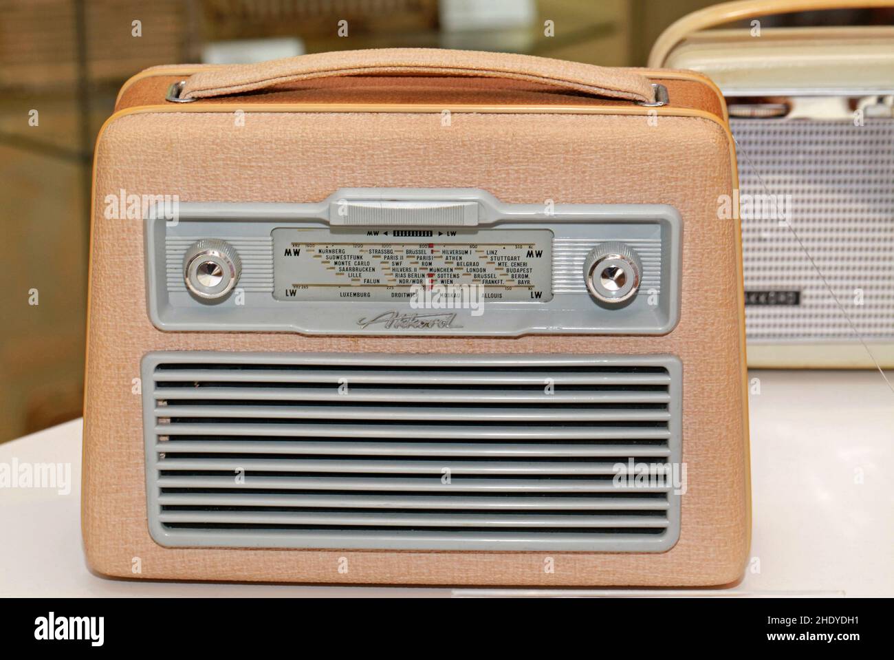 Vintage portable transistor radio immagini e fotografie stock ad alta ...
